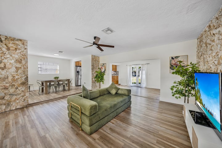Modern Miramar Oasis • 7 Beds • Near Stadium - Miramar, FL