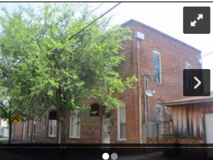 A Charmer! Unique Fun 2 Bedroom With Large Den. - Tarrytown, GA