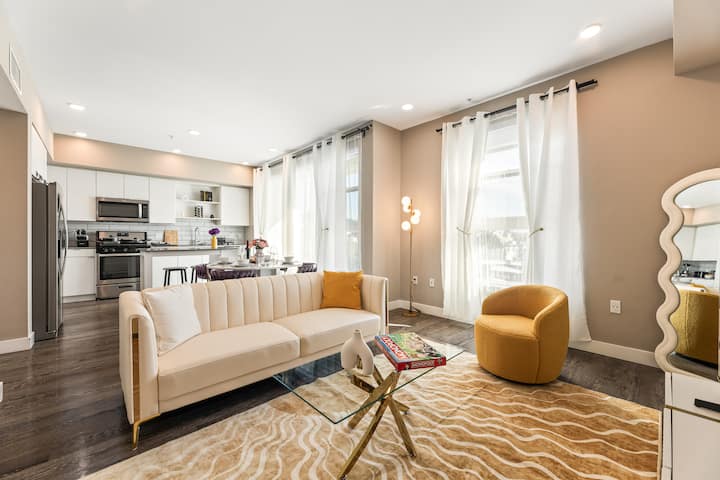 Ember 2bd-2ba In Hollywood • Free Parking Pool&spa - Hollywood, CA