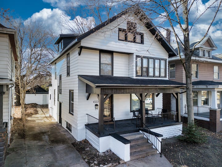 Spacious 5 Bed Home Near Bradley & Hospitals - Peoria, IL