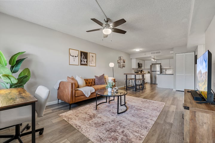 Retraite De 2 Chambres Au Centre-ville De Mesa | Logement Moderne Dans Le Désert | Piscine ! - Mesa, AZ