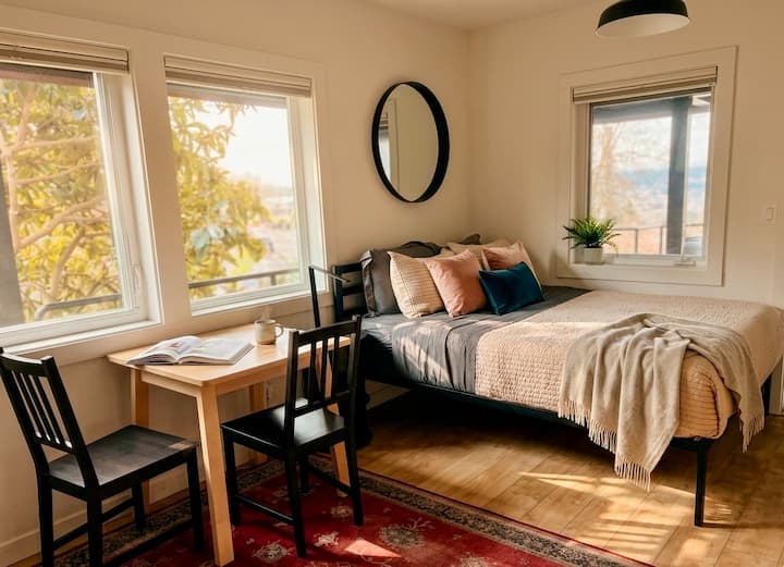 Bright Seattle Studio With Spectacular Views - Seattle, WA