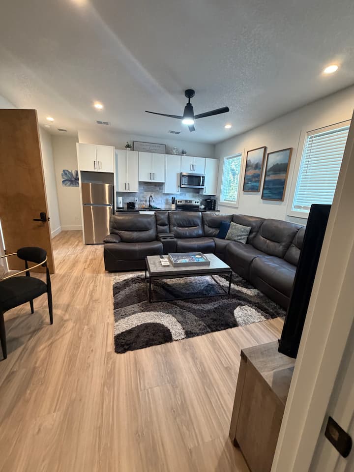 Lakeview 2 Bed/2 Bath Apartment In 3 Story House - Orlando, FL