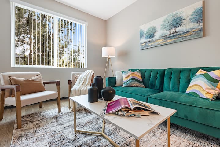 5-star Irvine | Luxe 2br W/ Pool, Gym & Parking - Irvine, CA