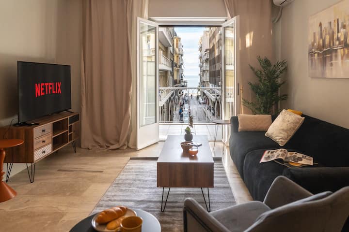 Spacious 4br Central Apt Near The Sea • Balcony - Selanik