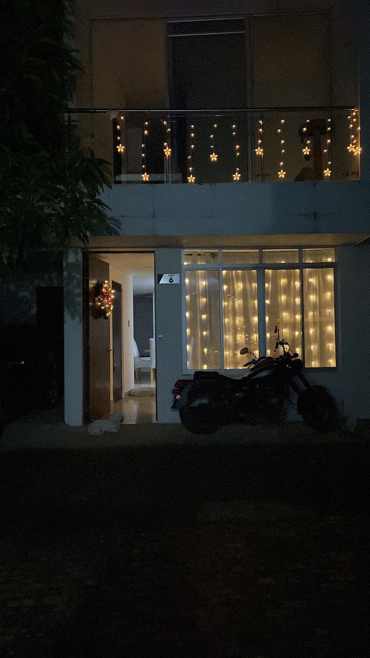 Casa De Dos Pisos Con Piscina - Villeta