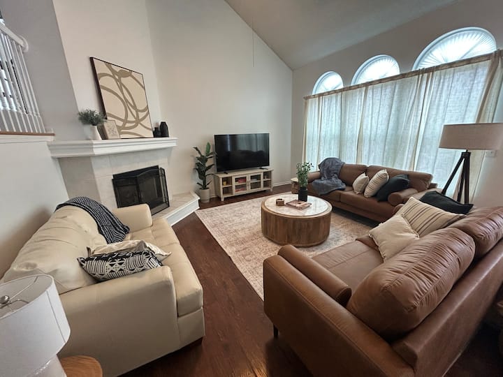 Cozy Comfort Suite: 4 Bdrm Sleeps 12 - Belton, MO