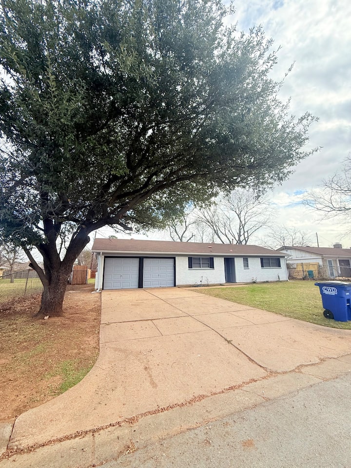 • Remodeled Home 10 Min From Dfw • Euless, Tx - Euless, TX