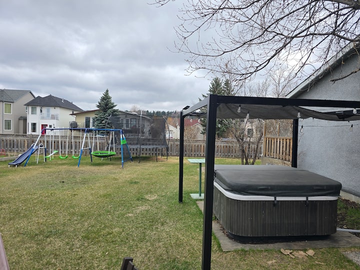 Dreams - Hottub, Trampoline, Firepit, Playset, Bbq - Calgary