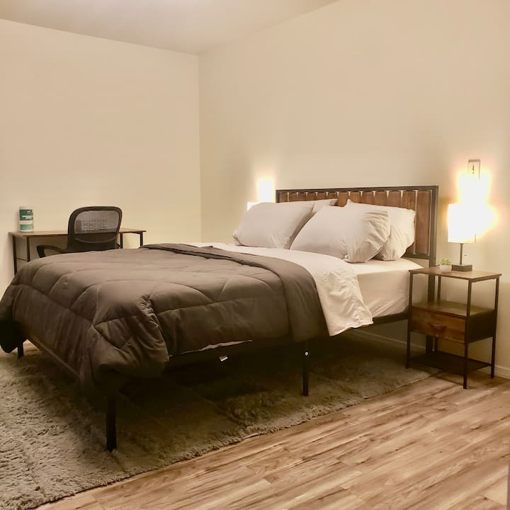 Bed & Bath, 4k 65” Tv, Kitchenette Apt (3b) - Bloomington