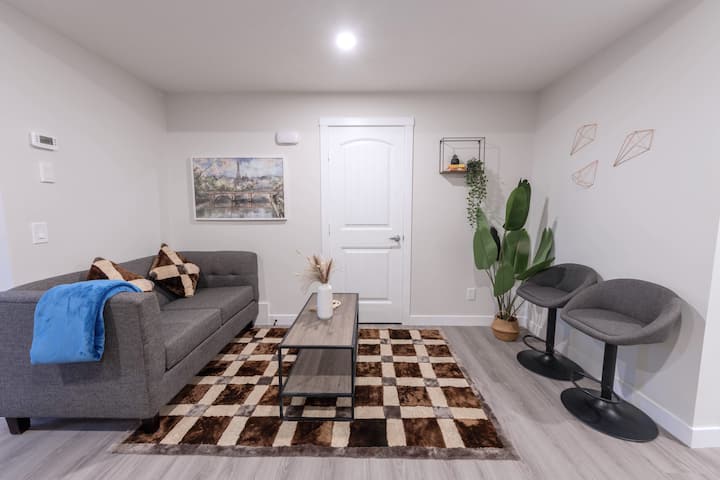 Modern 2br Entire Suite | Green Views & Parking - Calgary