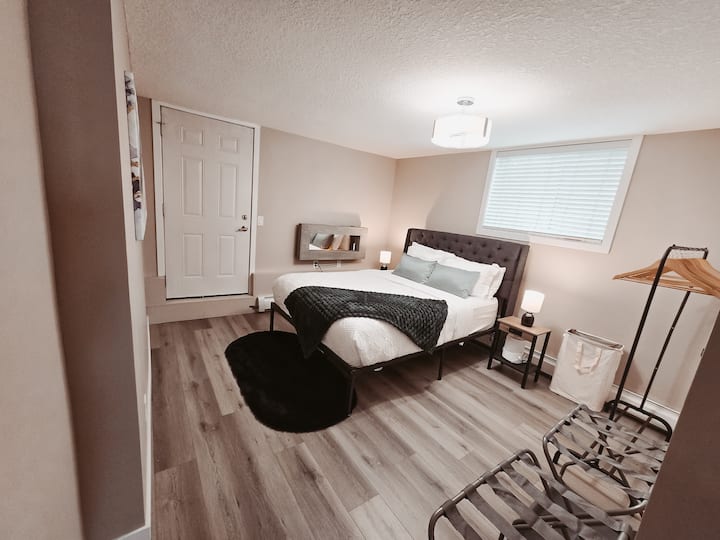Riverfront Condo | Free Parking | Walk Dt | Sleep4 - Calgary
