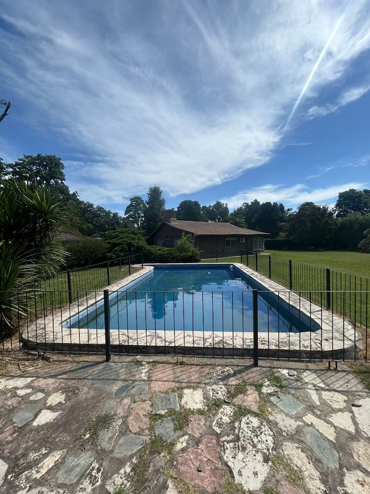 Casa Quinta Con Pileta Y Parque En Barrio Cerrado - Villa Rosa