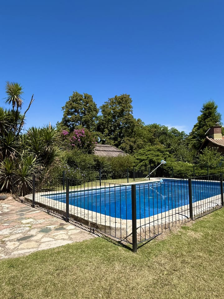 Casa Quinta Con Pileta Y Parque En Barrio Cerrado - Villa Rosa