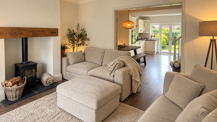 Bumblebee Cottage - 1 Night Stay. - Macclesfield