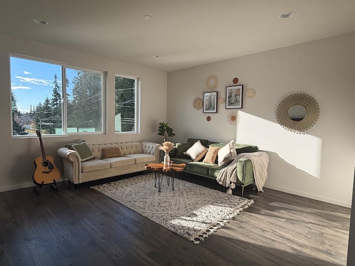 Modern 3br Townhome W/ Private Baths - Lynnwood, WA