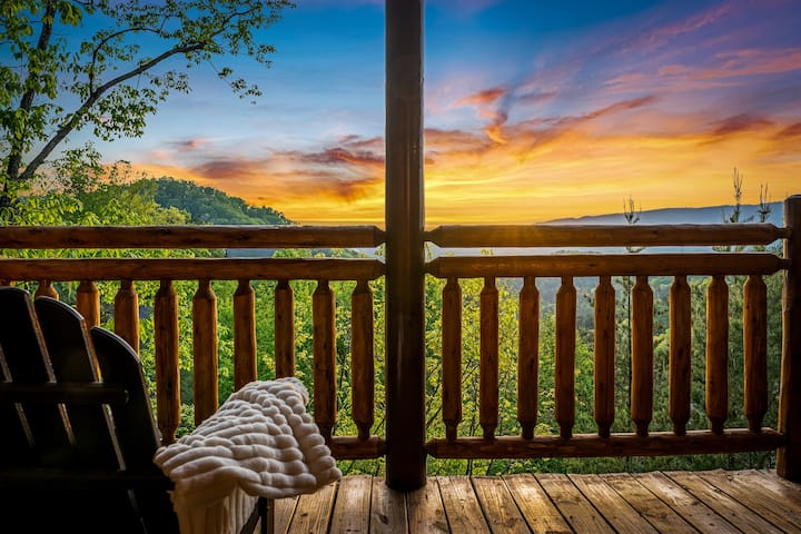 Theater, Views & Hot Tub! Community Pool Sleep 30! - Pigeon Forge, TN