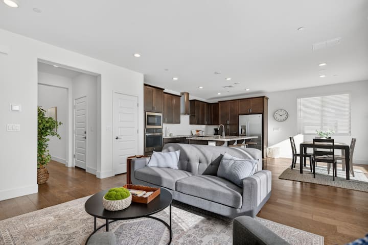 Modern 3br In Elk Grove | Near Shopping & Parks - Elk Grove