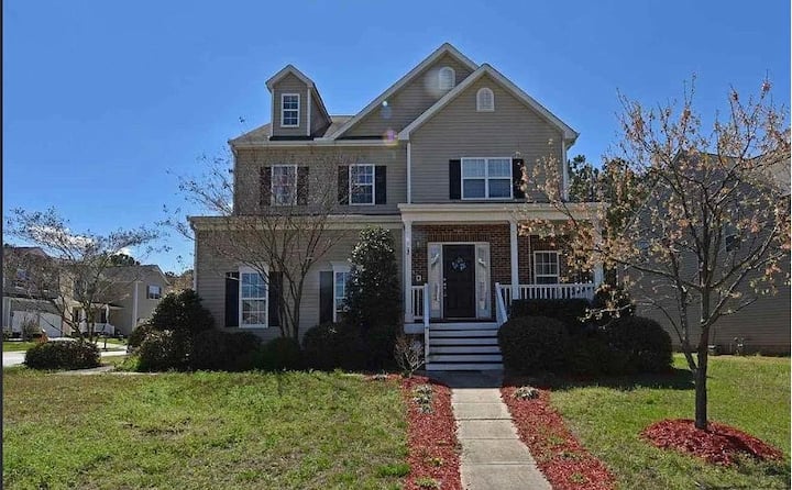 King Beds! Tv's Everywhere! Massive Loft! - Raleigh, NC