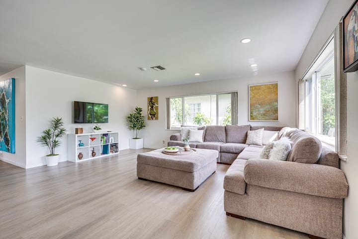 Beautiful, Calm, Modern Home With A Large Playroom - Hallandale Beach, FL