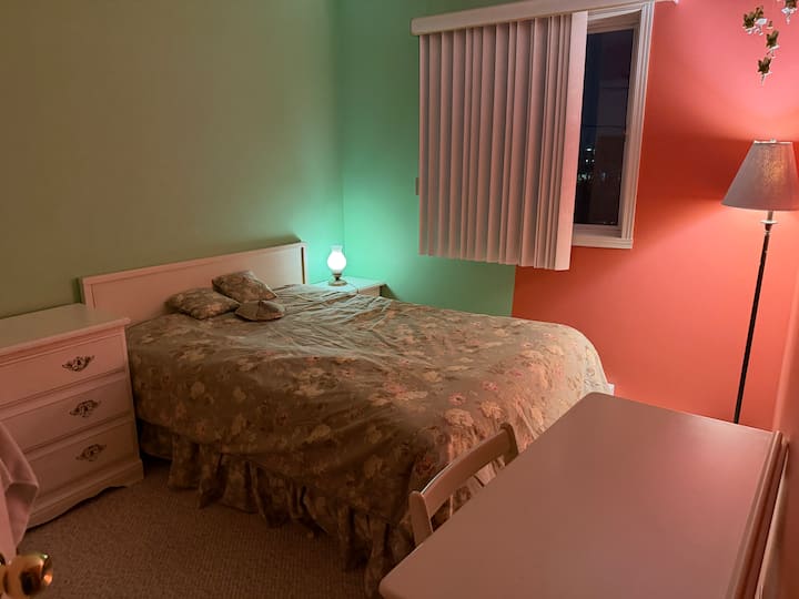 Charming Private Room In A Friendly Home. - Blainville