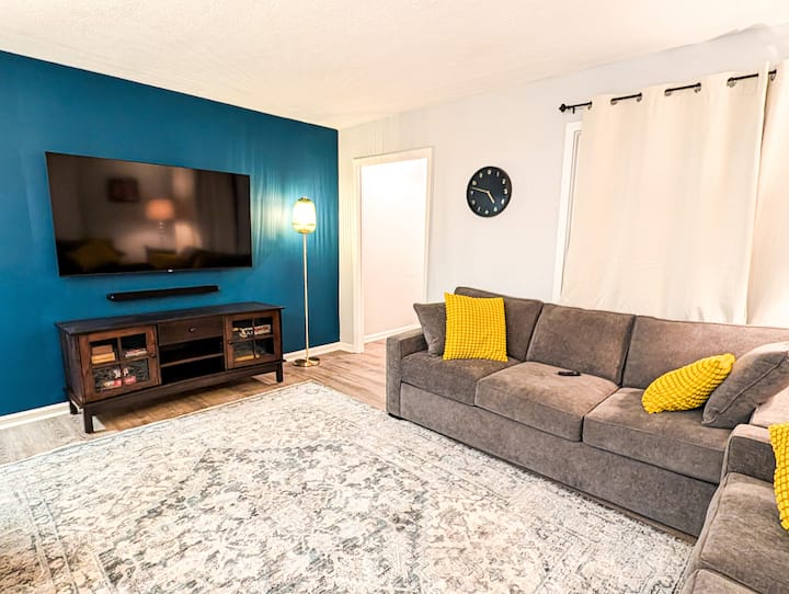 The Corner House - 3 Br (Cali King And 2 Queens) - Parma, OH