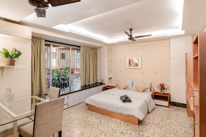 Studio Living In Bandra West - Mumbai