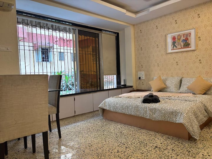 Studio Living In Bandra West - Mumbai