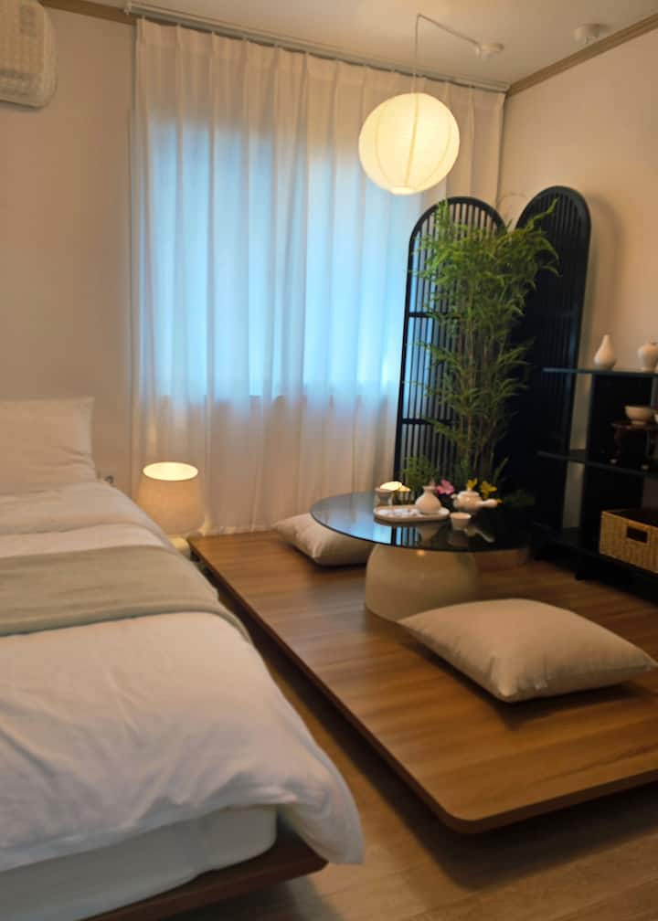 분위기좋고 사진 잘 나오는 숙소 | 셀프 체크인 | 마포역 3분 | 홍대 인접 - Seoul