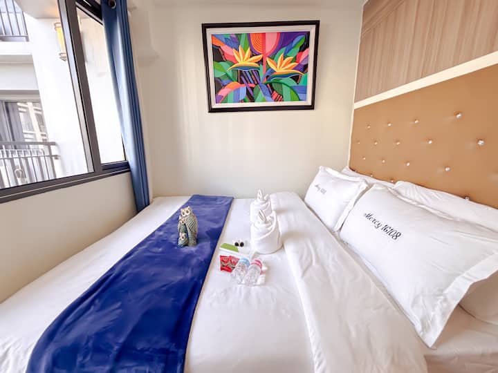 Mercy Staycation Cozy @Shore2 L Wifi + Netflix - Pasay
