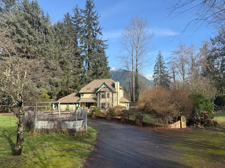 Mountain Retreat Near Snoqualmie Pass With Hot Tub - North Bend, WA