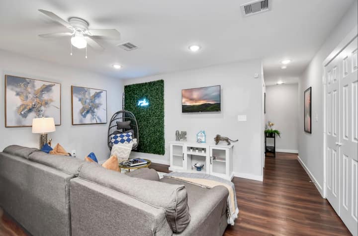 Modern Htx Duplex - Sleeps 15 - Near Downtown - Houston, TX