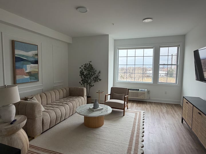 Designer King 1br Near Nyc | Parking, Pool & Gym - New York City