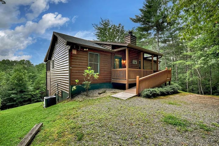Cozy Mountain Cabin Near Waterfalls & Helen - Helen, GA