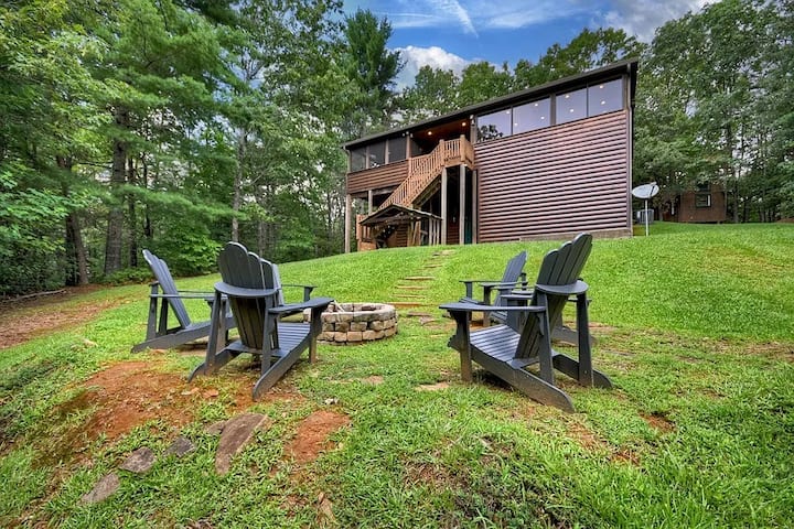 Cozy Mountain Cabin Near Waterfalls & Helen - Helen, GA