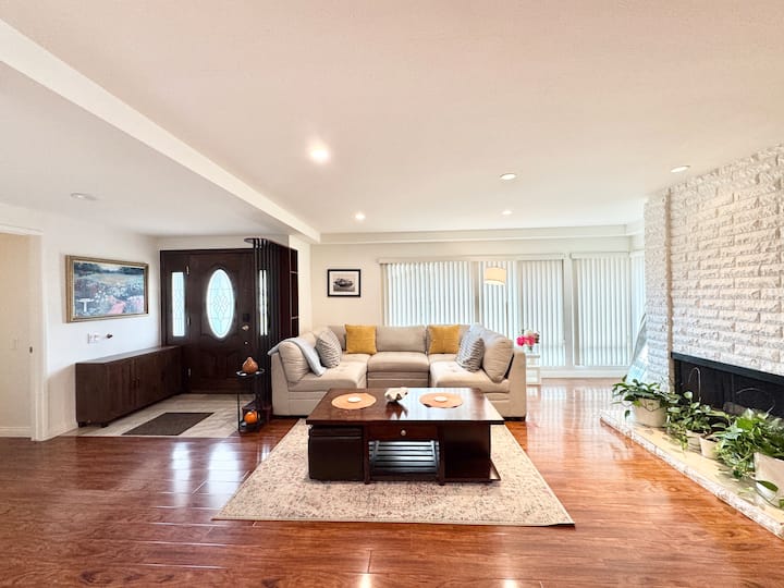 Serene Garden Retreat 4br Elegant Interior - Agoura Hills, CA