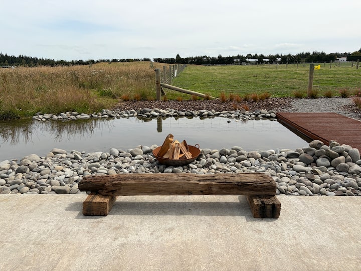 A Unique Luxury Stay By The Pond - Cabin 2 - West Melton