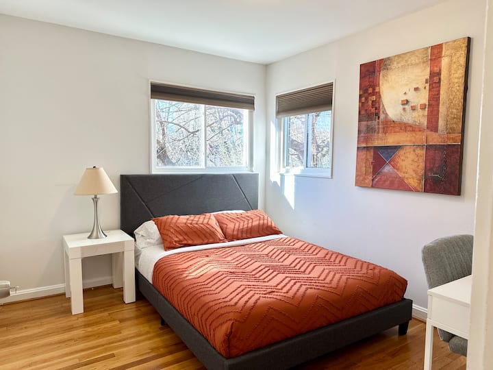 Comfortable Queen Bedroom | Clean & Well-connected - Alexandria, VA
