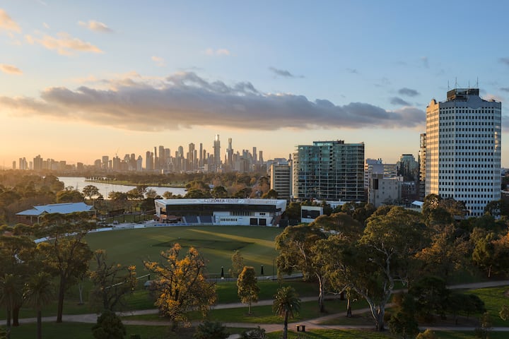 Luxury Parkside Stay With City And Bay Views - St Kilda