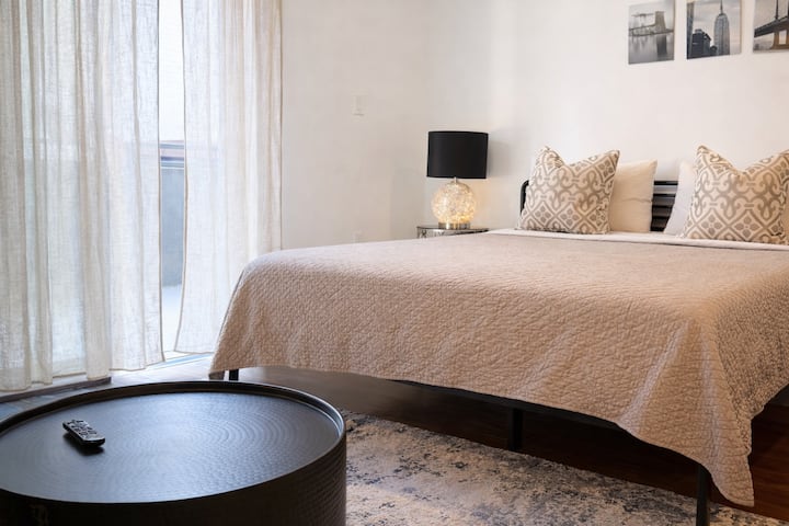 Master Bedroom In Hollywood - West Hollywood, CA