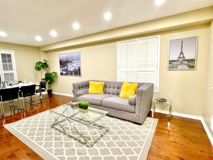 Paris Charm: Modern 4b/2.5b, Kitchen, Parking,5g! - Aurora