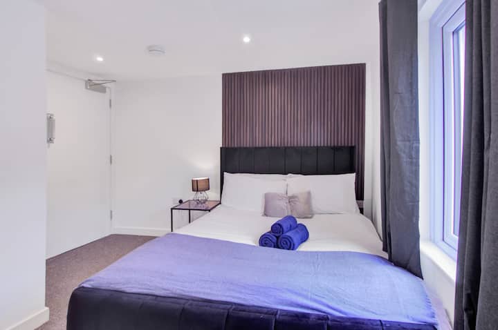 Spacious Central Renovated Home | Parking | Garden - Gloucester