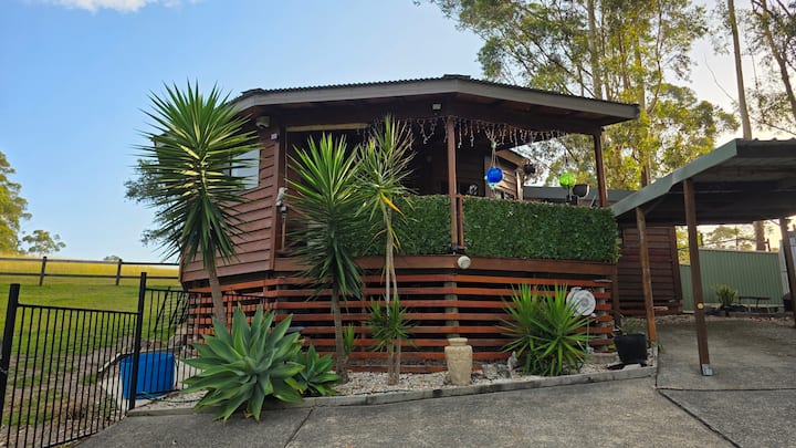 Private Yurt On Donkey Farm Near The Beach - 에메랄드 비치