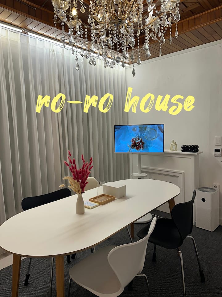 [오픈특가]로로(Ro-ro)하우스/퀸3/방2/최대7인/호텔침구/문화전당역/기아챔필/전시회 - Gwangju