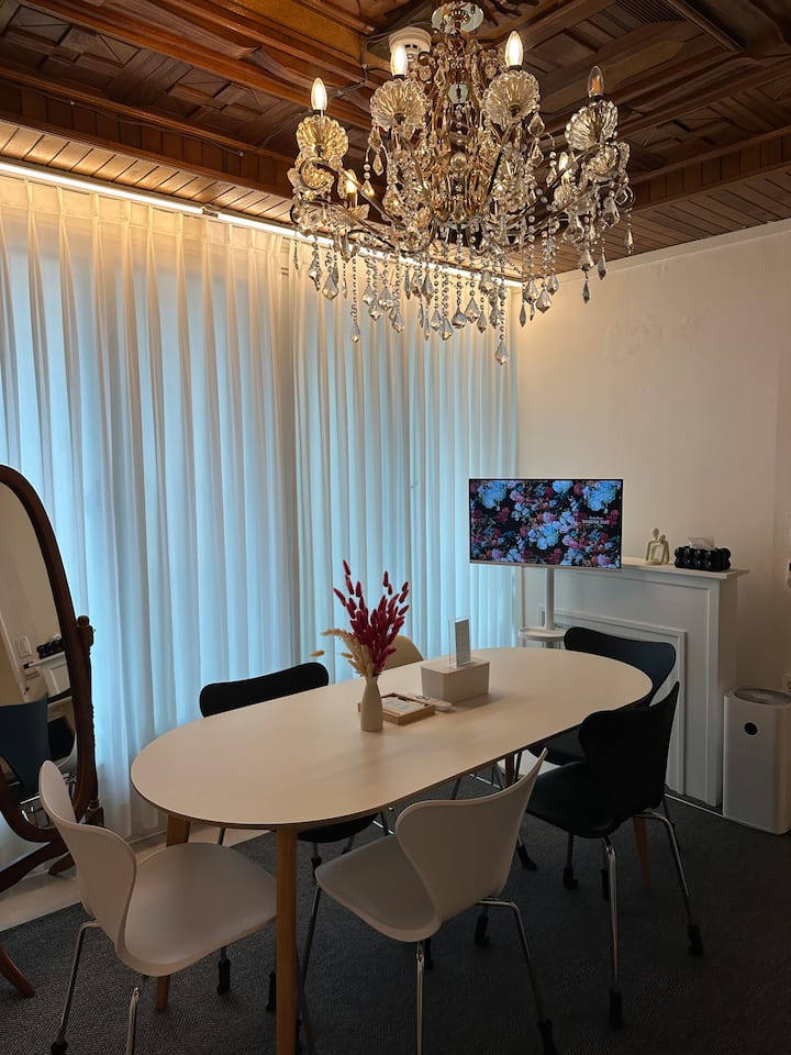 [오픈특가]로로(Ro-ro)하우스/퀸3/방2/최대6인/파티/호텔침구/문화전당역/야구장 9분 - Gwangju