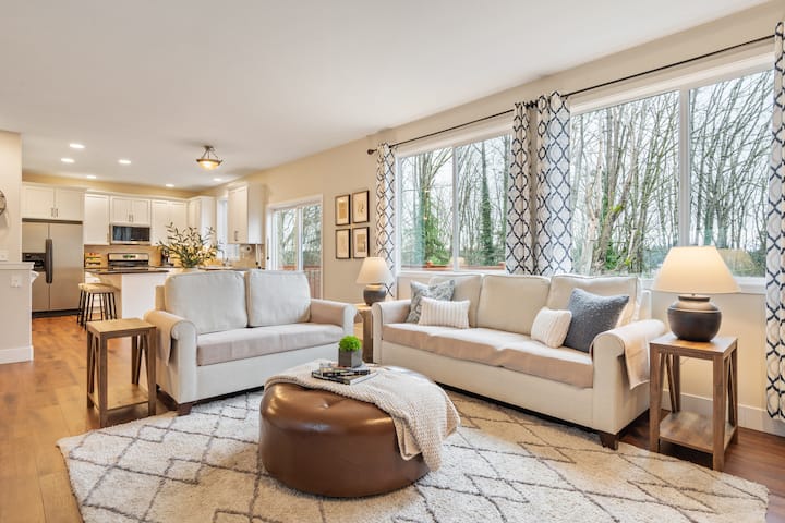 Upscale 4br Upper Unit W/ Greenbelt Views - Mountlake Terrace, WA