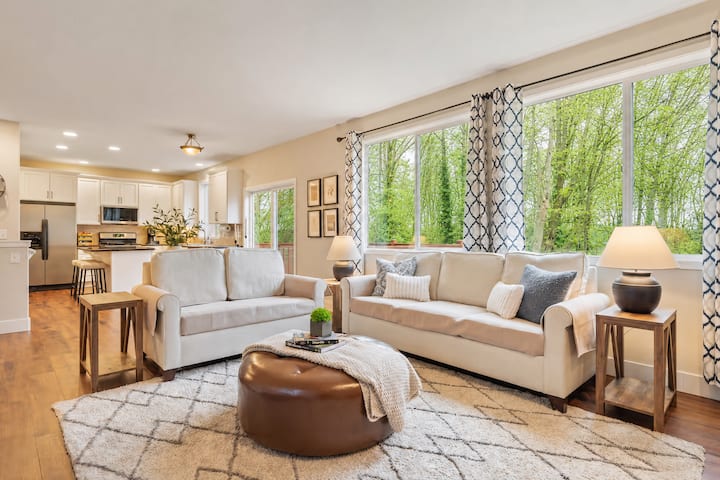Upscale 4br Home W/ Fireplace & Greenbelt Views - Lynnwood, WA