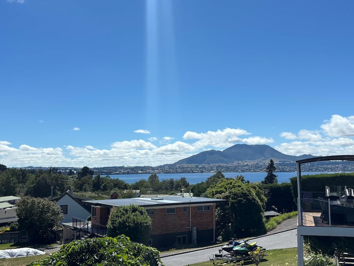 Lake Views From Acacia Bay’s Cul-de-sac Gem - Taupo