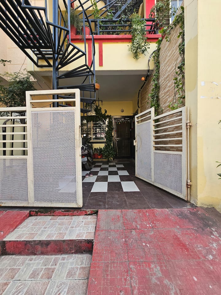 Premium Ac Room With Private Entry & Wi-fi - Bhopal