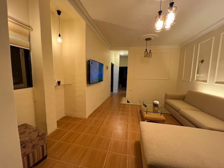 شقة ارضيه هادئه في عمان بغرفتين نوم وصالة مدخل خاص - Amman